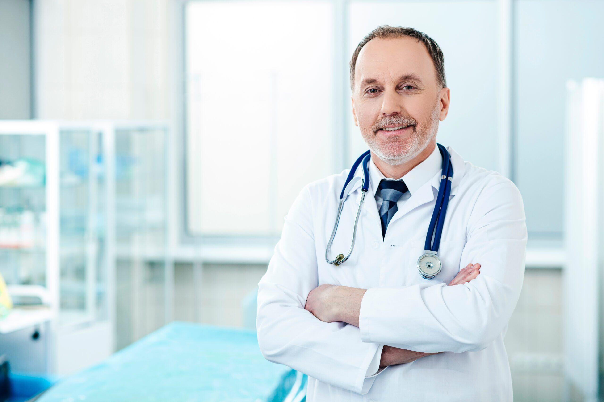 Quais são as funções da medicina interna e como o Feegow Clinic ajuda?